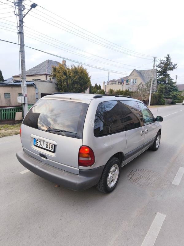 Grey Chrysler Voyager 2000 in Kaunas, with an engine capacity of 2.50 L and mileage of 166 thousand km for 550 €, photo 4 on AUTOMOTO.COM.LV