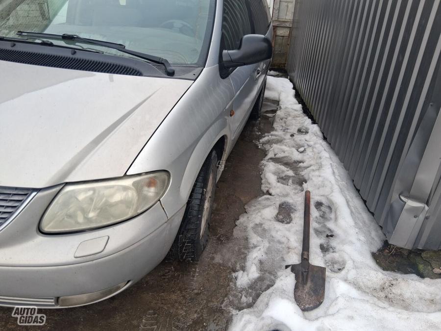 Pelēks Chrysler Voyager 2001 Naujoji Akmenė, ar dzinēja tilpumu 3.30 L un nobraukumu 330 tūkst. km par 900 €, foto 2 vietnē AUTOMOTO.COM.LV
