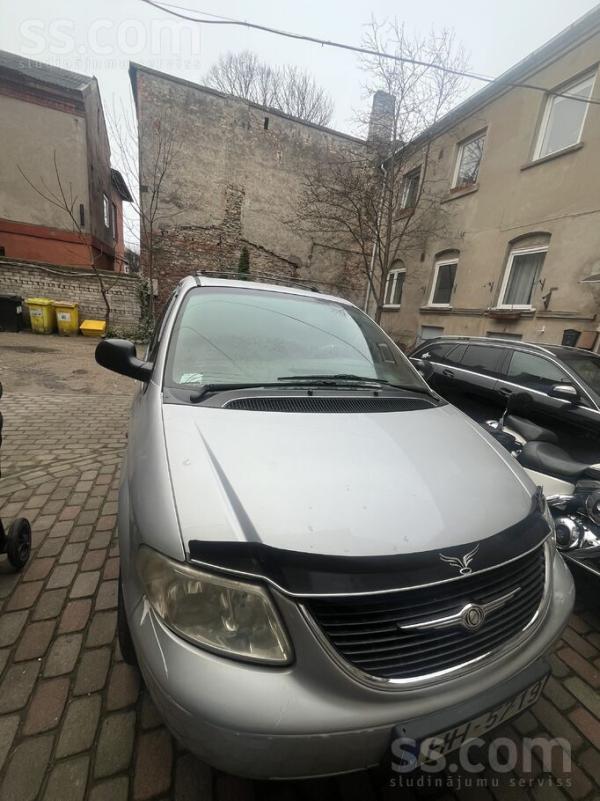 Pelēks Chrysler Voyager 2002 Liepāja, ar dzinēja tilpumu 2.50 L un nobraukumu 866 tūkst. km par 12000 €, foto 1 vietnē AUTOMOTO.COM.LV