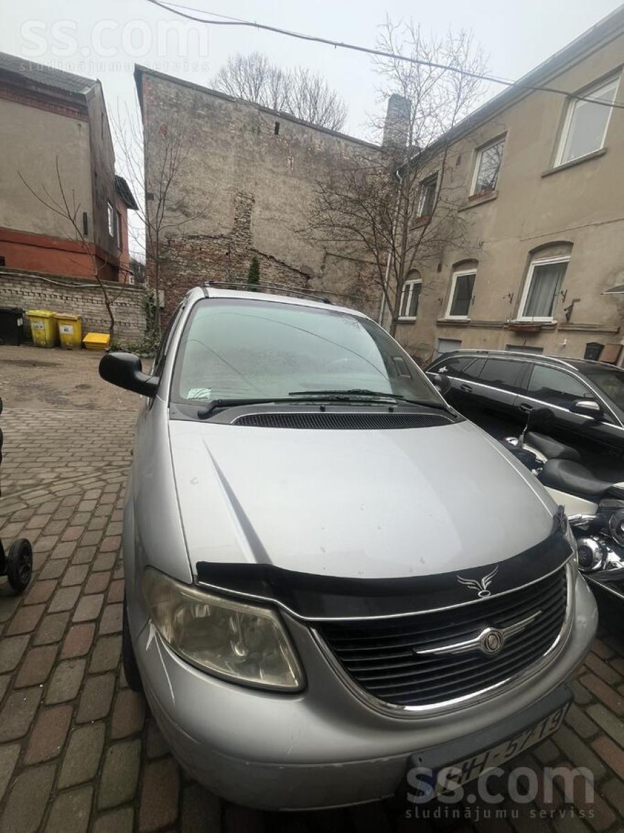 Pelēks Chrysler Voyager 2002 Liepāja, ar dzinēja tilpumu 2.50 L un nobraukumu 866 tūkst. km par 12000 €, foto 1 vietnē AUTOMOTO.COM.LV