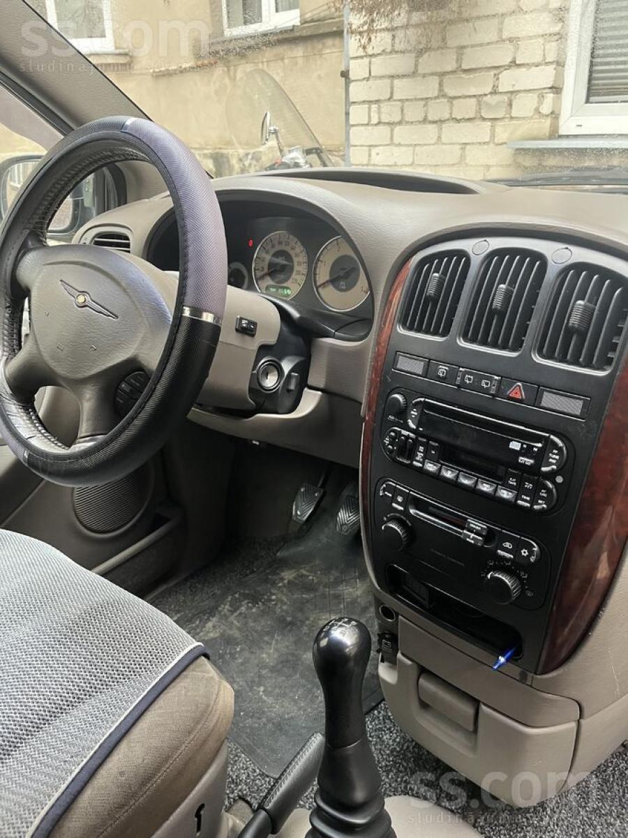 Pelēks Chrysler Voyager 2002 Liepāja, ar dzinēja tilpumu 2.50 L un nobraukumu 866 tūkst. km par 12000 €, foto 2 vietnē AUTOMOTO.COM.LV