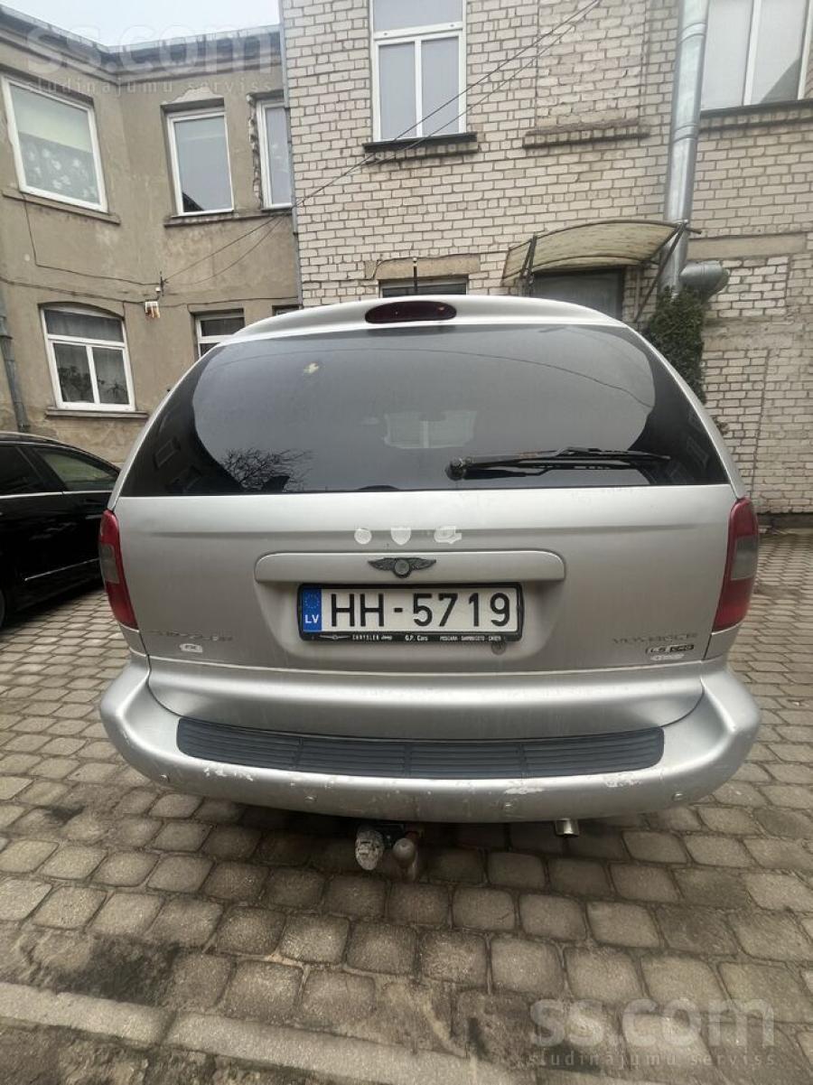 Pelēks Chrysler Voyager 2002 Liepāja, ar dzinēja tilpumu 2.50 L un nobraukumu 866 tūkst. km par 12000 €, foto 4 vietnē AUTOMOTO.COM.LV