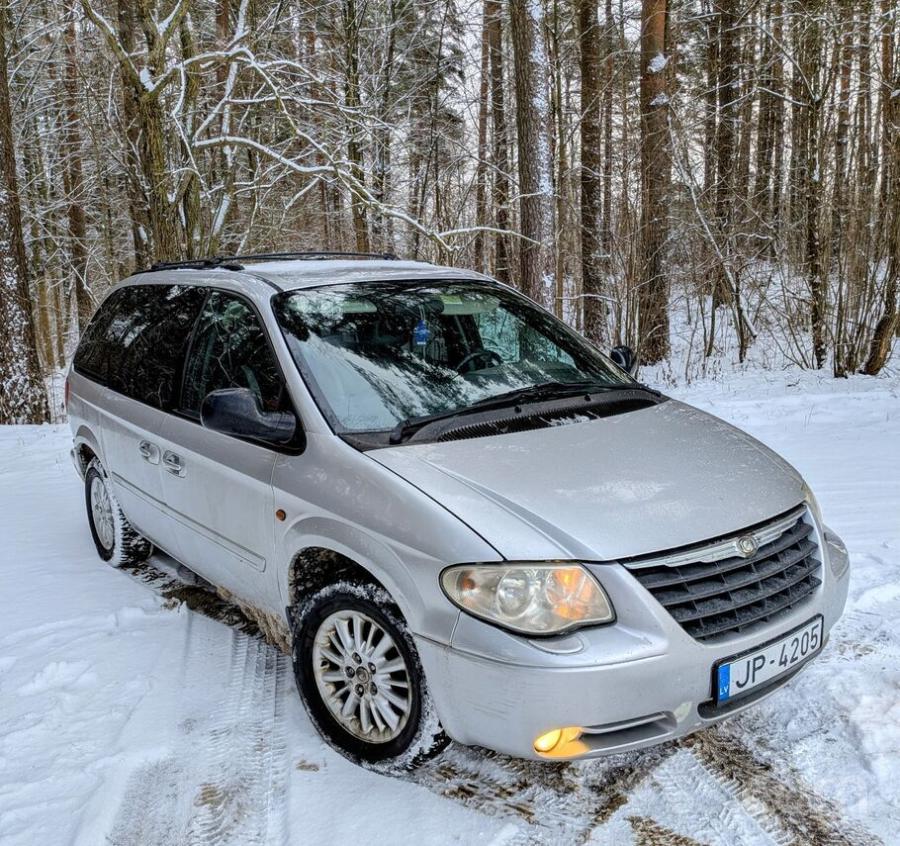Grey Chrysler Voyager 2004 in Tukums, with an engine capacity of 2.80 L and mileage of 297 thousand km for 1100 €, photo 1 on AUTOMOTO.COM.LV