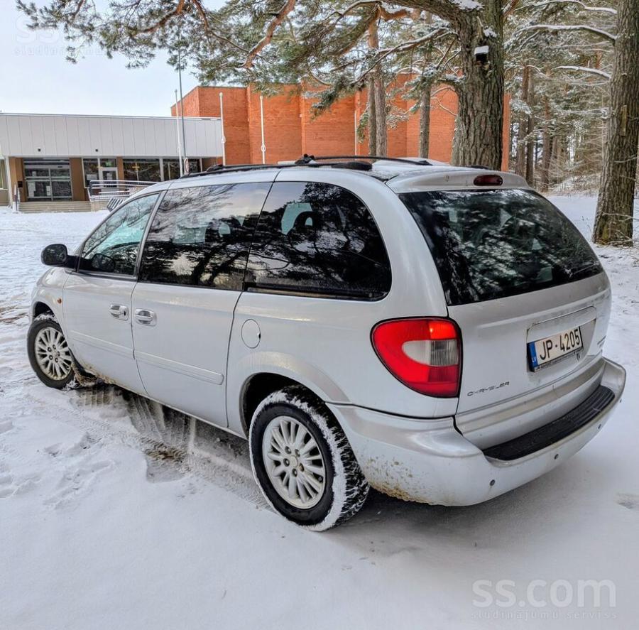 Grey Chrysler Voyager 2004 in Tukums, with an engine capacity of 2.80 L and mileage of 297 thousand km for 1100 €, photo 5 on AUTOMOTO.COM.LV
