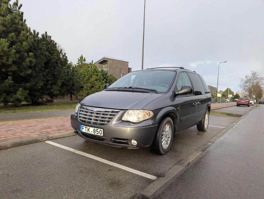Grey Chrysler Voyager 2004 in Palanga, with an engine capacity of 2.50 L and mileage of 298 thousand km for 600 €, photo 1 on AUTOMOTO.COM.LV