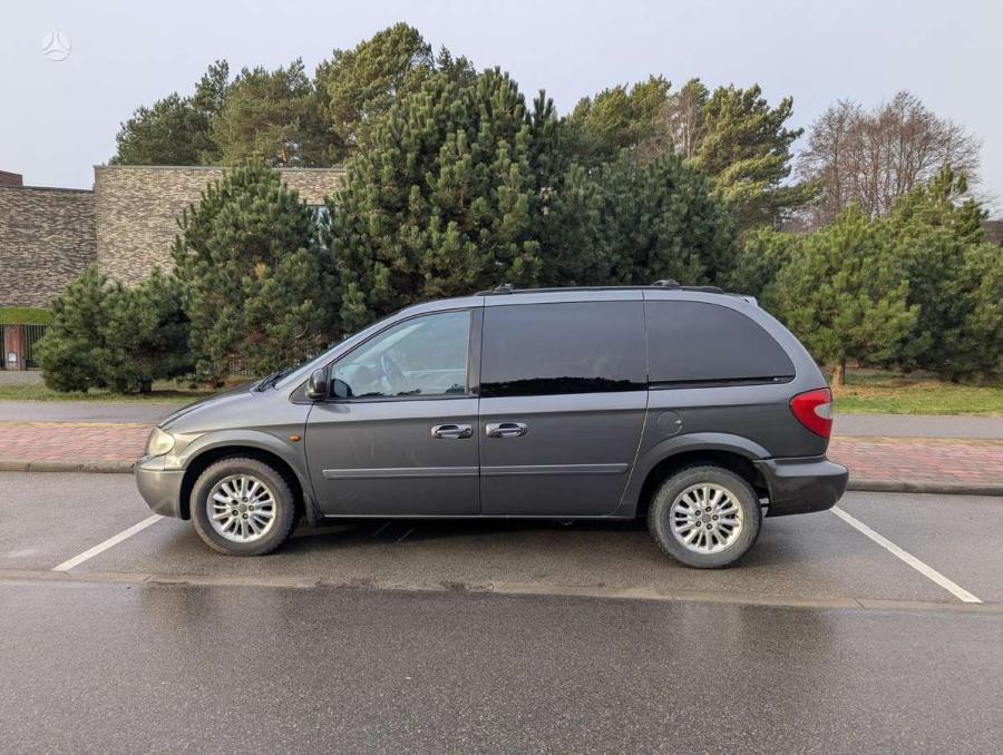 Grey Chrysler Voyager 2004 in Palanga, with an engine capacity of 2.50 L and mileage of 298 thousand km for 600 €, photo 3 on AUTOMOTO.COM.LV