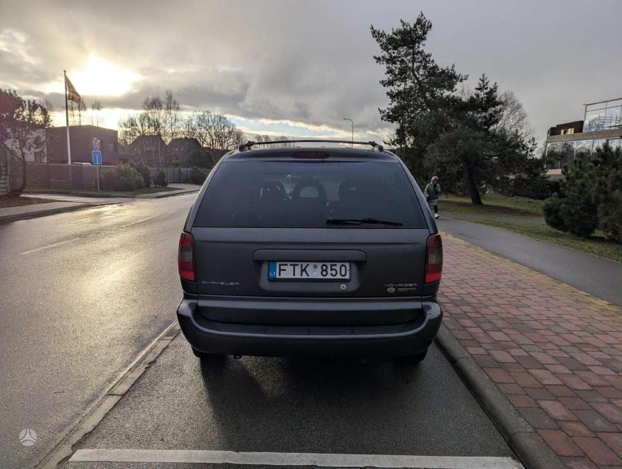 Grey Chrysler Voyager 2004 in Palanga, with an engine capacity of 2.50 L and mileage of 298 thousand km for 600 €, photo 5 on AUTOMOTO.COM.LV