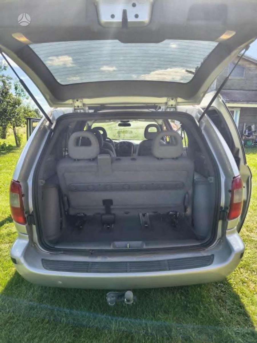 Grey Chrysler Voyager 2004 in Lazdijai, with an engine capacity of 2.78 L and mileage of 288 thousand km for 500 €, photo 7 on AUTOMOTO.COM.LV