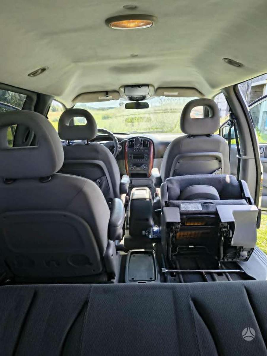 Grey Chrysler Voyager 2004 in Lazdijai, with an engine capacity of 2.78 L and mileage of 288 thousand km for 500 €, photo 11 on AUTOMOTO.COM.LV