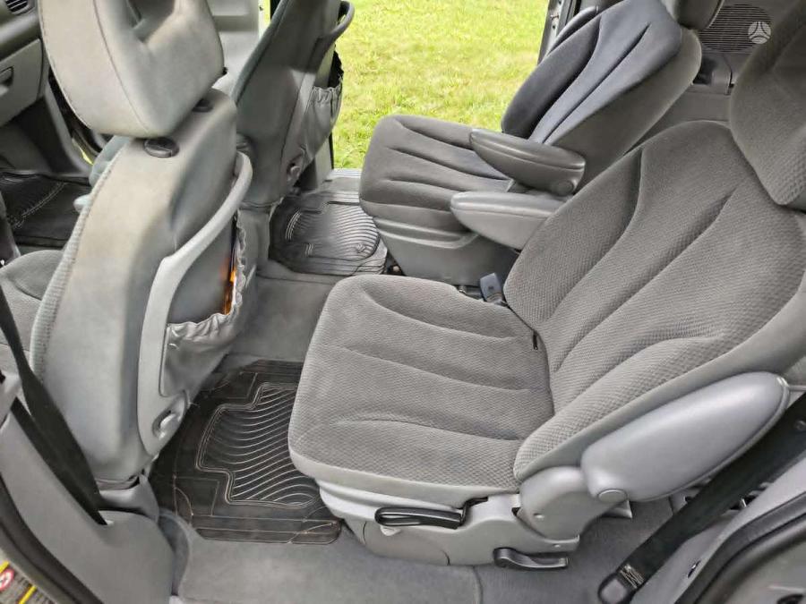 Grey Chrysler Voyager 2004 in Lazdijai, with an engine capacity of 2.78 L and mileage of 288 thousand km for 500 €, photo 12 on AUTOMOTO.COM.LV