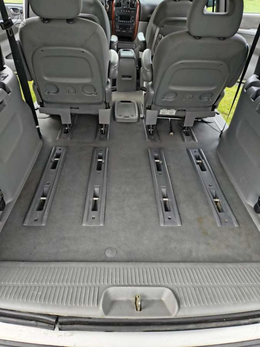 Grey Chrysler Voyager 2004 in Lazdijai, with an engine capacity of 2.78 L and mileage of 288 thousand km for 500 €, photo 13 on AUTOMOTO.COM.LV