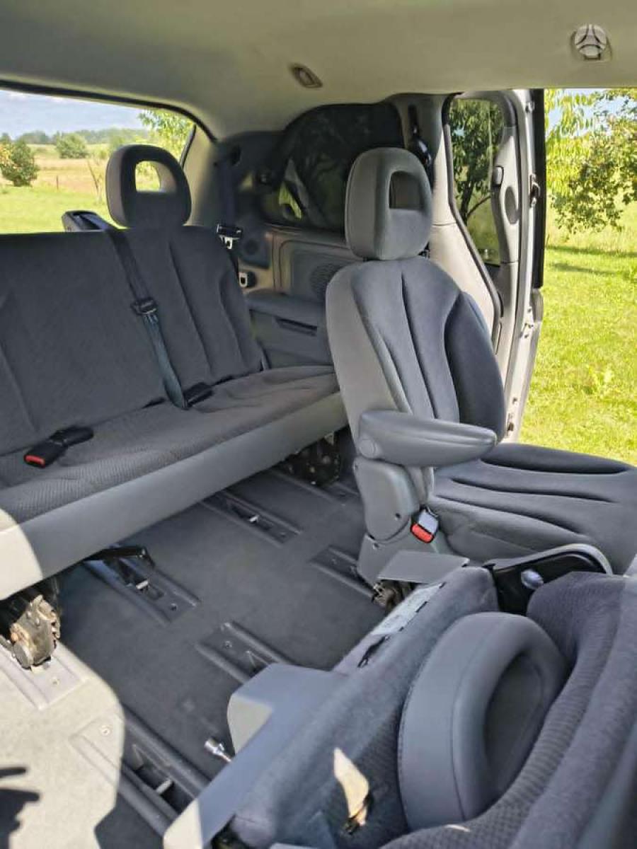 Grey Chrysler Voyager 2004 in Lazdijai, with an engine capacity of 2.78 L and mileage of 288 thousand km for 500 €, photo 14 on AUTOMOTO.COM.LV