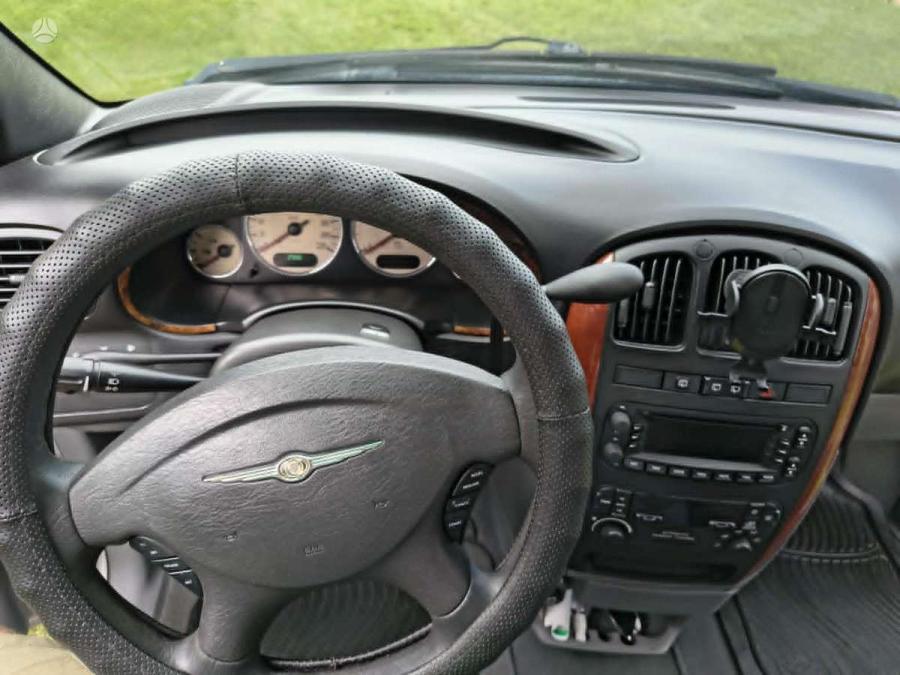 Grey Chrysler Voyager 2004 in Lazdijai, with an engine capacity of 2.78 L and mileage of 288 thousand km for 500 €, photo 15 on AUTOMOTO.COM.LV