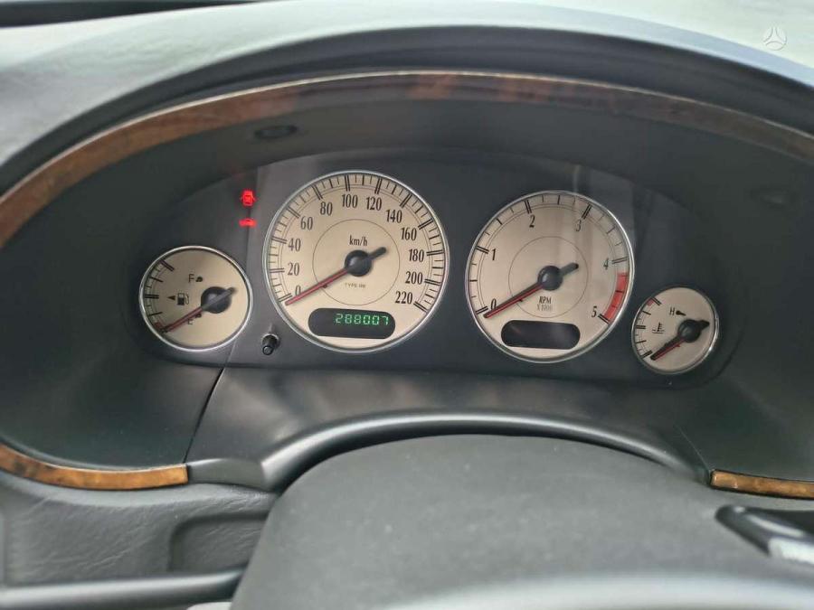 Grey Chrysler Voyager 2004 in Lazdijai, with an engine capacity of 2.78 L and mileage of 288 thousand km for 500 €, photo 16 on AUTOMOTO.COM.LV