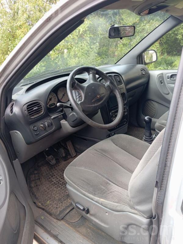 Grey Chrysler Voyager 2004 in Madona, with an engine capacity of 2.50 L and mileage of 430 thousand km for 1050 €, photo 4 on AUTOMOTO.COM.LV