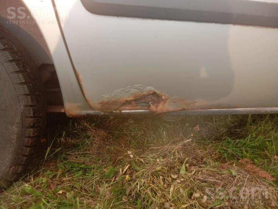 Pelēks Chrysler Voyager 2004 Liepāja, ar dzinēja tilpumu 2.80 L un nobraukumu 440 tūkst. km par 1100 €, foto 6 vietnē AUTOMOTO.COM.LV