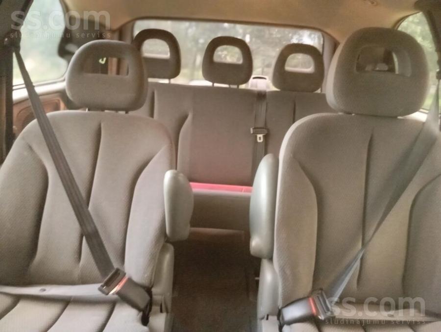 Pelēks Chrysler Voyager 2004 Liepāja, ar dzinēja tilpumu 2.80 L un nobraukumu 440 tūkst. km par 1100 €, foto 10 vietnē AUTOMOTO.COM.LV