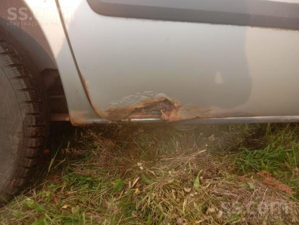 Pelēks Chrysler Voyager 2004 Liepāja, ar dzinēja tilpumu 2.80 L un nobraukumu 440 tūkst. km par 1100 €, foto 6 vietnē AUTOMOTO.COM.LV