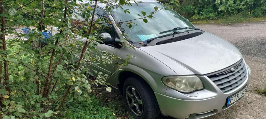 Grey Chrysler Voyager 2004 in Klaipeda, with an engine capacity of 2.50 L and mileage of 268 thousand km for 1000 €, photo 3 on AUTOMOTO.COM.LV