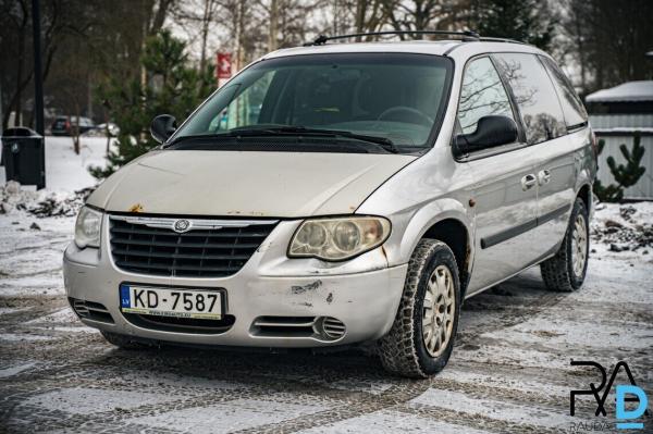 Grey Chrysler Voyager 2005 in Riga, with an engine capacity of 2.40 L and mileage of 330 thousand km for 990 €, photo 1 on AUTOMOTO.COM.LV