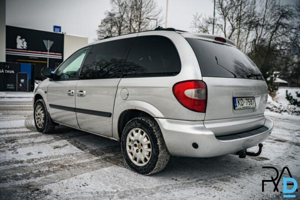Grey Chrysler Voyager 2005 in Riga, with an engine capacity of 2.40 L and mileage of 330 thousand km for 990 €, photo 2 on AUTOMOTO.COM.LV