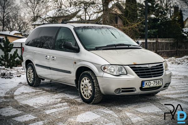 Grey Chrysler Voyager 2005 in Riga, with an engine capacity of 2.40 L and mileage of 330 thousand km for 990 €, photo 4 on AUTOMOTO.COM.LV