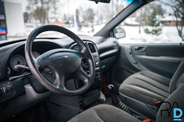 Grey Chrysler Voyager 2005 in Riga, with an engine capacity of 2.40 L and mileage of 330 thousand km for 990 €, photo 9 on AUTOMOTO.COM.LV