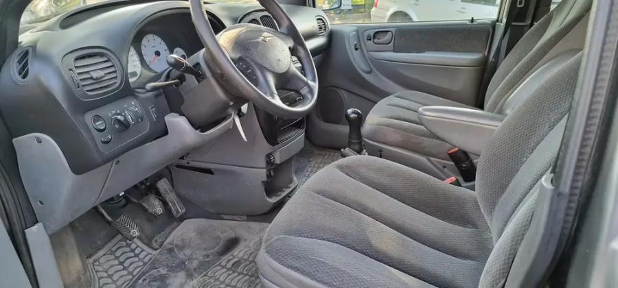 Pelēks Chrysler Voyager 2005 Valmiera, ar dzinēja tilpumu 2.50 L un nobraukumu 269 tūkst. km par 1650 €, foto 4 vietnē AUTOMOTO.COM.LV