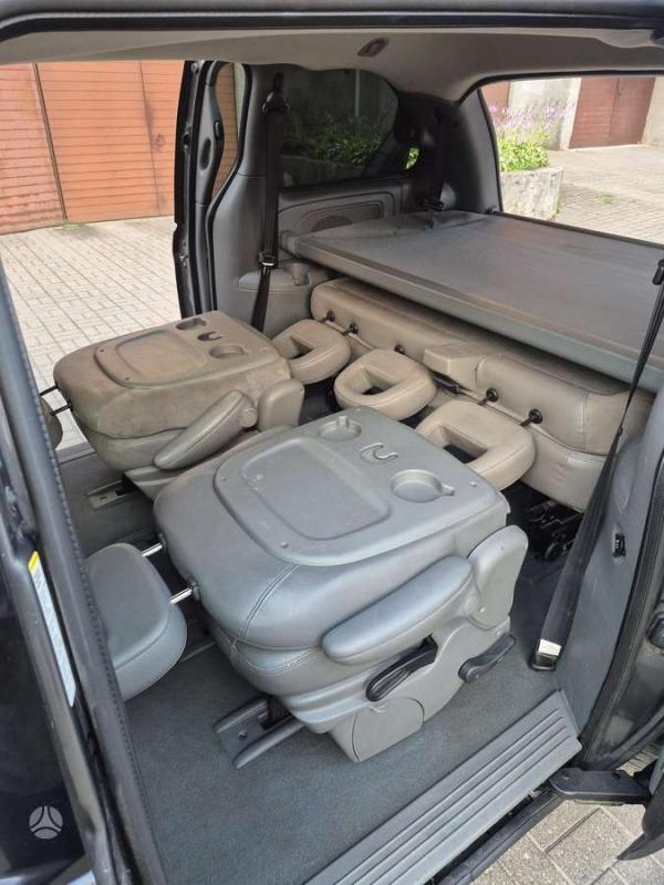 Grey Chrysler Voyager 2005 in Vilnius, with an engine capacity of 2.78 L and mileage of 305 thousand km for 1450 €, photo 8 on AUTOMOTO.COM.LV