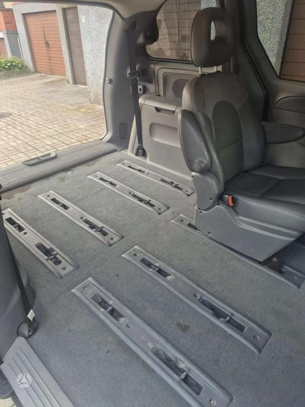 Grey Chrysler Voyager 2005 in Vilnius, with an engine capacity of 2.78 L and mileage of 305 thousand km for 1450 €, photo 9 on AUTOMOTO.COM.LV