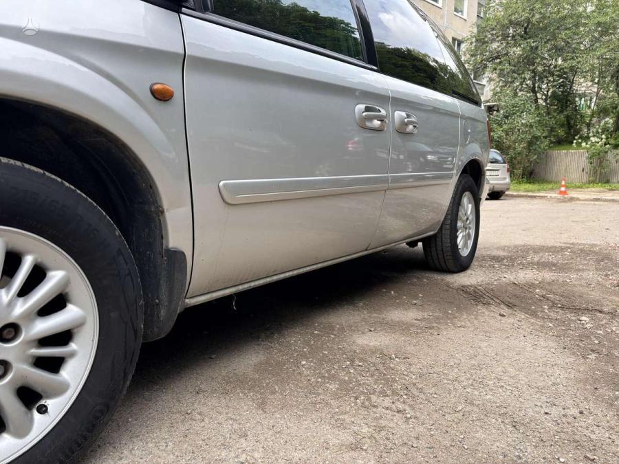 Pelēks Chrysler Voyager 2005 Viļņa, ar dzinēja tilpumu 2.78 L un nobraukumu 363 tūkst. km par 1550 €, foto 8 vietnē AUTOMOTO.COM.LV