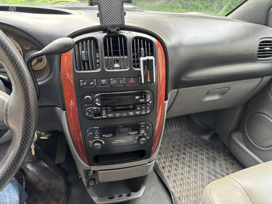 Pelēks Chrysler Voyager 2005 Viļņa, ar dzinēja tilpumu 2.78 L un nobraukumu 363 tūkst. km par 1550 €, foto 10 vietnē AUTOMOTO.COM.LV
