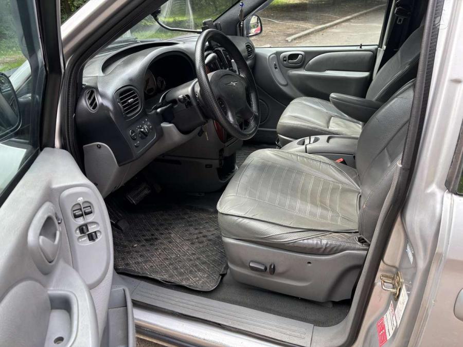 Pelēks Chrysler Voyager 2005 Viļņa, ar dzinēja tilpumu 2.78 L un nobraukumu 363 tūkst. km par 1550 €, foto 11 vietnē AUTOMOTO.COM.LV