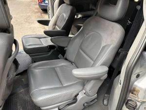 Pelēks Chrysler Voyager 2005 Viļņa, ar dzinēja tilpumu 2.78 L un nobraukumu 363 tūkst. km par 1550 €, foto 12 vietnē AUTOMOTO.COM.LV