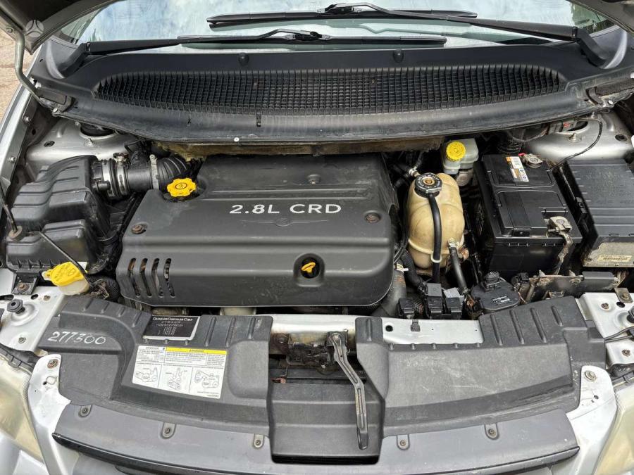Pelēks Chrysler Voyager 2005 Viļņa, ar dzinēja tilpumu 2.78 L un nobraukumu 363 tūkst. km par 1550 €, foto 17 vietnē AUTOMOTO.COM.LV