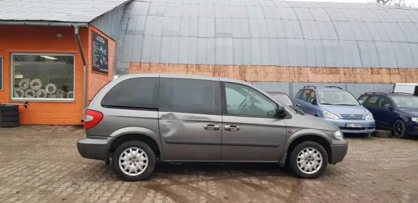 Pelēks Chrysler Voyager 2005 Valmiera, ar dzinēja tilpumu 2.40 L un nobraukumu 228 tūkst. km par 1300 €, foto 2 vietnē AUTOMOTO.COM.LV