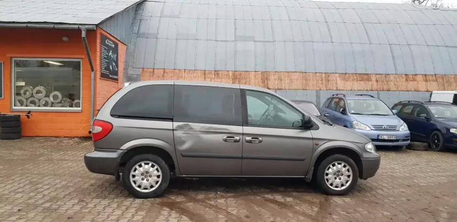 Grey Chrysler Voyager 2005 in Valmiera, with an engine capacity of 2.40 L and mileage of 228 thousand km for 1300 €, photo 3 on AUTOMOTO.COM.LV