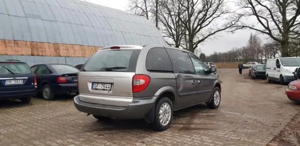 Pelēks Chrysler Voyager 2005 Valmiera, ar dzinēja tilpumu 2.40 L un nobraukumu 228 tūkst. km par 1300 €, foto 3 vietnē AUTOMOTO.COM.LV