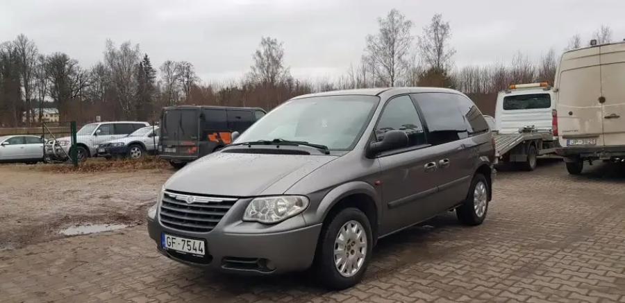Grey Chrysler Voyager 2005 in Valmiera, with an engine capacity of 2.40 L and mileage of 228 thousand km for 1300 €, photo 8 on AUTOMOTO.COM.LV