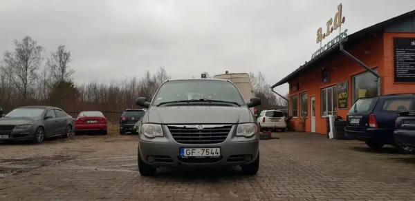 Pelēks Chrysler Voyager 2005 Valmiera, ar dzinēja tilpumu 2.40 L un nobraukumu 228 tūkst. km par 1300 €, foto 8 vietnē AUTOMOTO.COM.LV