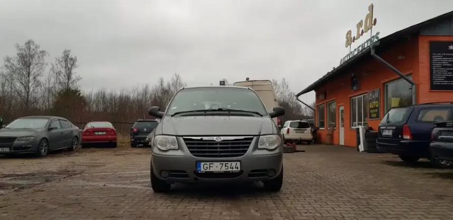 Grey Chrysler Voyager 2005 in Valmiera, with an engine capacity of 2.40 L and mileage of 228 thousand km for 1300 €, photo 9 on AUTOMOTO.COM.LV
