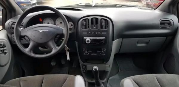 Pelēks Chrysler Voyager 2005 Valmiera, ar dzinēja tilpumu 2.40 L un nobraukumu 228 tūkst. km par 1300 €, foto 9 vietnē AUTOMOTO.COM.LV