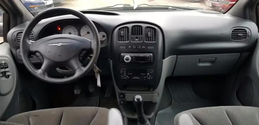 Grey Chrysler Voyager 2005 in Valmiera, with an engine capacity of 2.40 L and mileage of 228 thousand km for 1300 €, photo 10 on AUTOMOTO.COM.LV