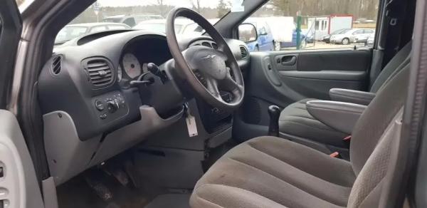 Pelēks Chrysler Voyager 2005 Valmiera, ar dzinēja tilpumu 2.40 L un nobraukumu 228 tūkst. km par 1300 €, foto 10 vietnē AUTOMOTO.COM.LV