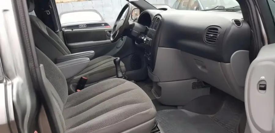 Grey Chrysler Voyager 2005 in Valmiera, with an engine capacity of 2.40 L and mileage of 228 thousand km for 1300 €, photo 13 on AUTOMOTO.COM.LV