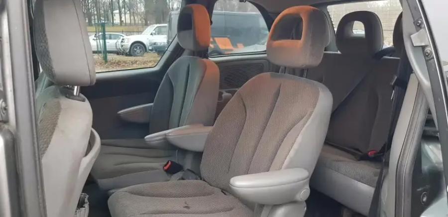 Grey Chrysler Voyager 2005 in Valmiera, with an engine capacity of 2.40 L and mileage of 228 thousand km for 1300 €, photo 14 on AUTOMOTO.COM.LV