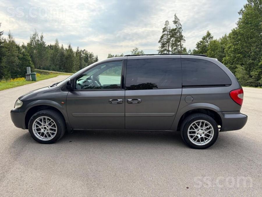 Pelēks Chrysler Voyager 2005 Madona, ar dzinēja tilpumu 2.50 L un nobraukumu 295 tūkst. km par 2600 €, foto 3 vietnē AUTOMOTO.COM.LV