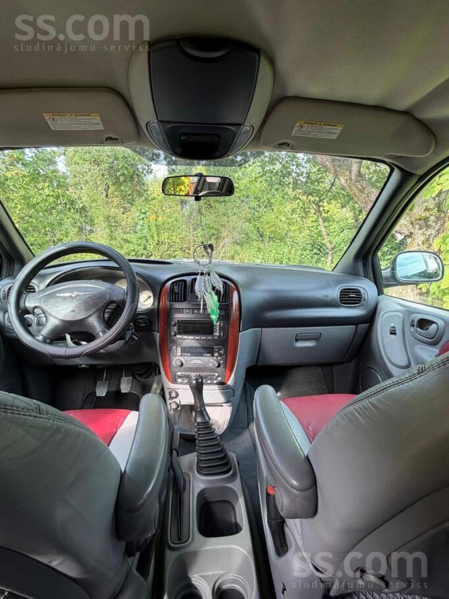 Pelēks Chrysler Voyager 2005 Madona, ar dzinēja tilpumu 2.50 L un nobraukumu 295 tūkst. km par 2600 €, foto 4 vietnē AUTOMOTO.COM.LV
