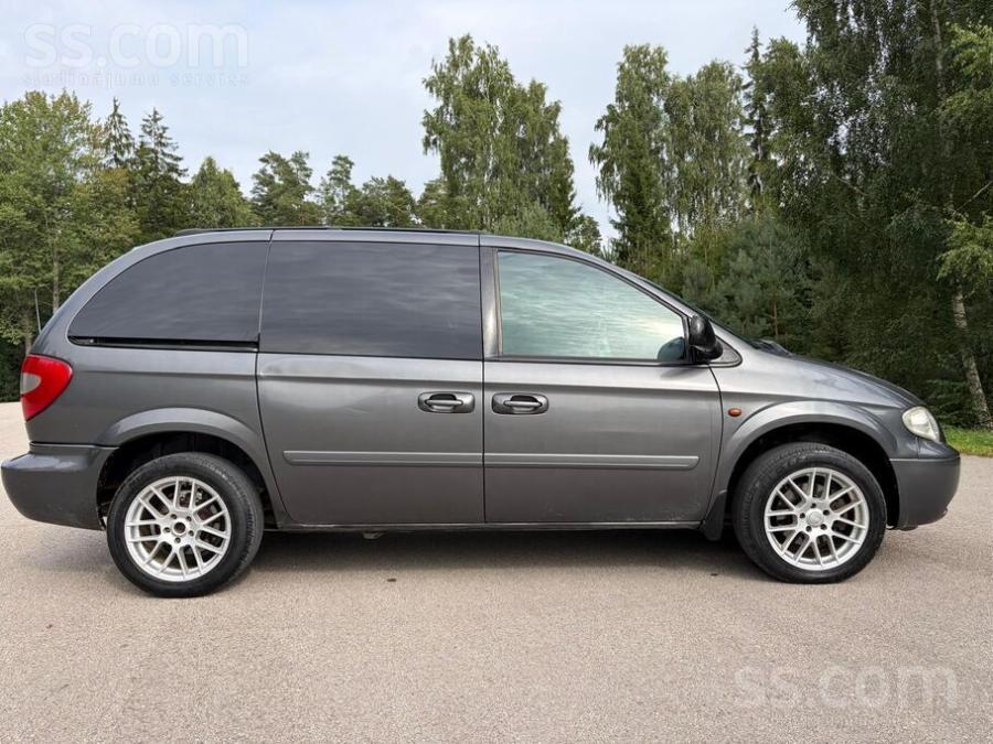 Pelēks Chrysler Voyager 2005 Madona, ar dzinēja tilpumu 2.50 L un nobraukumu 295 tūkst. km par 2600 €, foto 5 vietnē AUTOMOTO.COM.LV