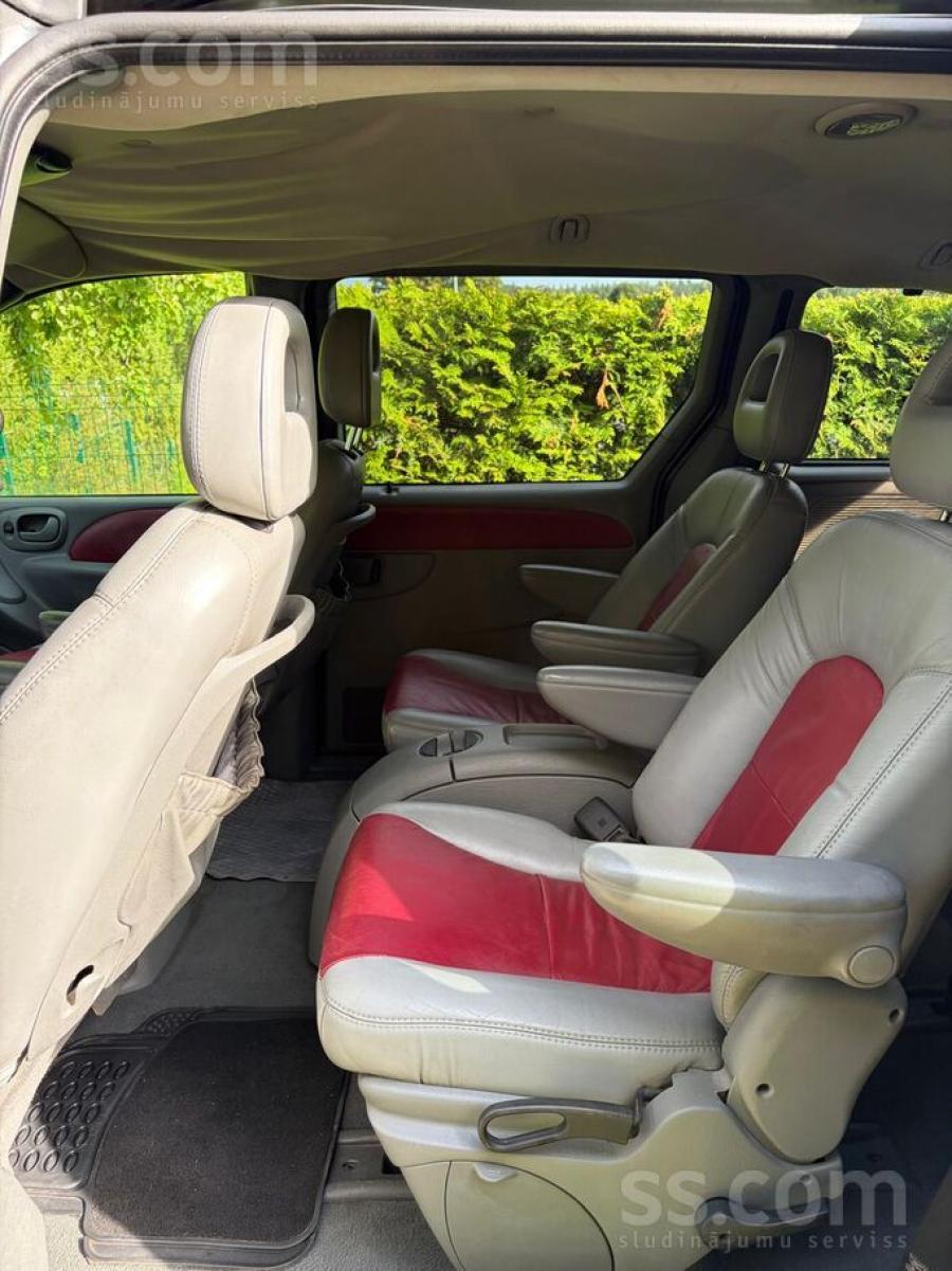 Pelēks Chrysler Voyager 2005 Madona, ar dzinēja tilpumu 2.50 L un nobraukumu 295 tūkst. km par 2600 €, foto 11 vietnē AUTOMOTO.COM.LV